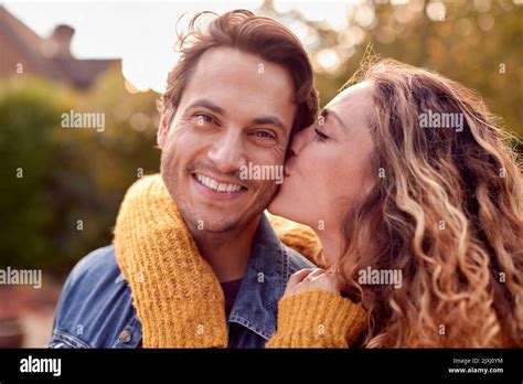 Portrait Dun Couple Affectueux Heureux Avec Une Femme Donnant à L