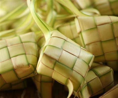 Berikut Cara Membuat Ketupat Lebaran Dari Daun Kelapa Deras