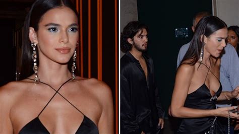 Sem Sutiã Bruna Marquezine Surge Acompanhada Em Noitada Em Sp