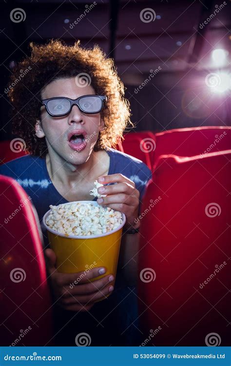 Jonge Mens Die Op Een 3d Film Letten En Popcorn Eten Stock Afbeelding