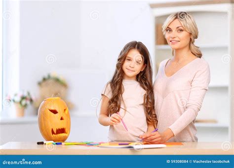 一起绘的母亲和的女儿 库存照片 图片 包括有 女性 母性 愉快 当事人 橙色 宜人 油漆 新鲜 59308084