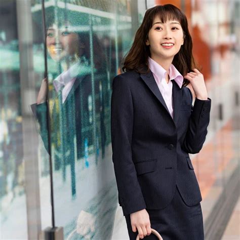 女性用スーツのマナーとは？ボタンの数や留め方など着こなしの疑問にお答えします！ オーダースーツsada