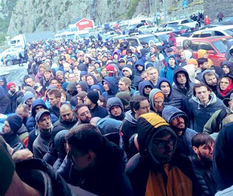 Slattecity On Twitter Rt Biz Ukraine Mag Photo Russian Men Queuing