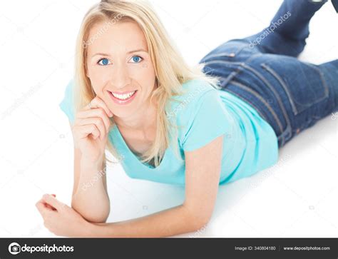 Junge Frau Auf Dem Boden Liegend Stockfotografie Lizenzfreie Fotos
