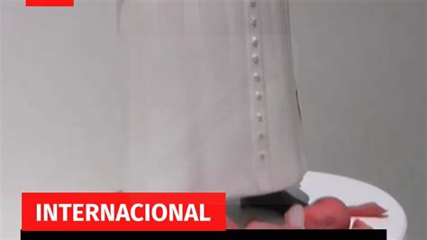 “chao Tradición” La Escultura Del Papa Francisco Tirando A Un Bebé Que