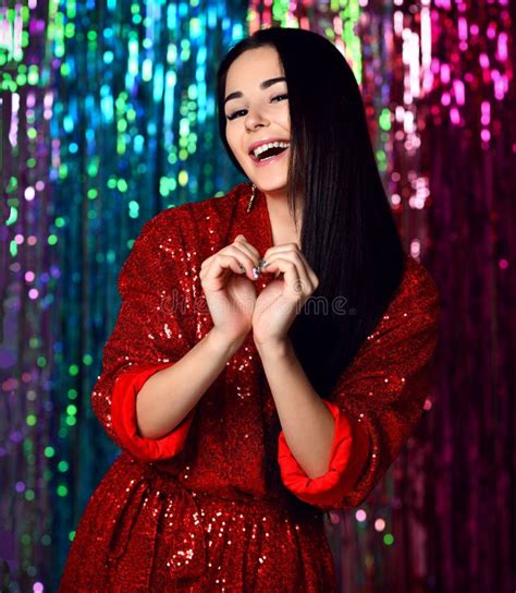 Retrato De Una Muchacha Sonriente Feliz En Un Vestido Rojo Atractivo