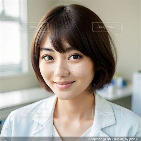 白衣を着た女性の写真・画像素材[7162946] Snapmart（スナップマート）