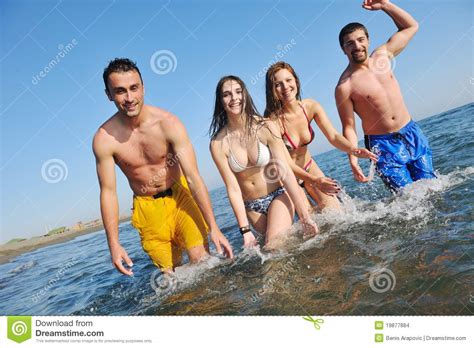Le Groupe Heureux Des Jeunes Ont Lamusement Sur La Plage Photo Stock