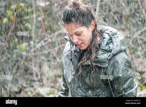 Mujer Empapada En Lluvia Fotografías E Imágenes De Alta Resolución Alamy