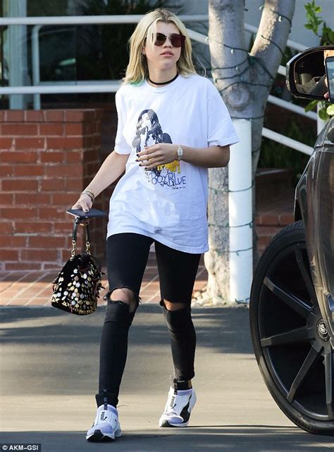 Kendall Jenner Flaunts Her Tiny Waist In Crop Top And Spray On Jeans In