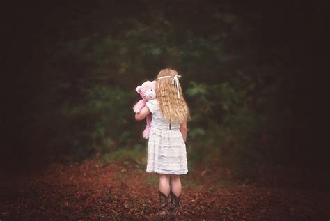 무료 이미지 자연 숲 집 밖의 소녀 사진술 햇빛 귀엽다 잎 초상화 녹색 가을 로맨스 어린이 어둠