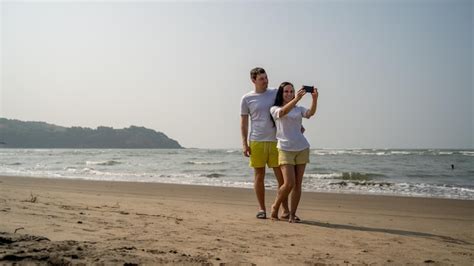 Premium Photo Happy Couple Taking Selfies Near Sea Loving Couple