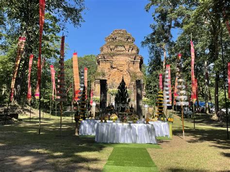 ผู้ว่าฯ ศรีสะเกษ สืบสานประเพณีบวงสรวงปราสาทโดนตวล