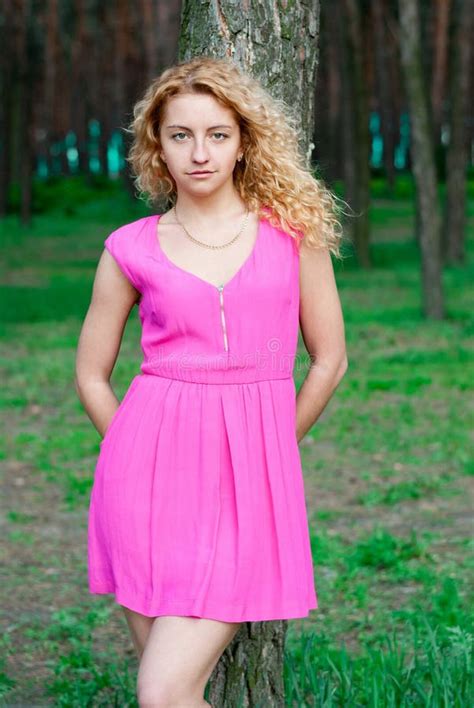 La Belle Fille Se Déshabille Séduisant Sur La Rivière De Nuit Photo
