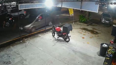 Carro é Baleado Após Motorista Errar O Caminho E Entrar Em Comunidade