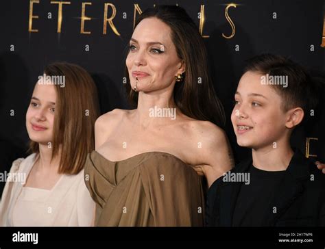Vivienne Jolie Pitt And Knox Jolie Pitt Fotos Und Bildmaterial In