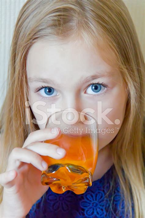 Söt Tjej Dricka Dryck Stockfoton Freeimages