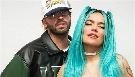 Karol G Y Feid Tapan Su Amor Con Manteles En Restaurante