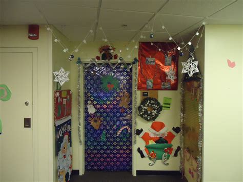 A Very Festive Residence Hall Christmas Decoration Make Your College