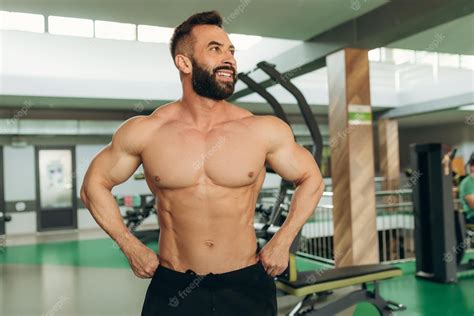 Hombre Modelo Musculoso En El Gimnasio Retrato De Moda De Chico Brutal