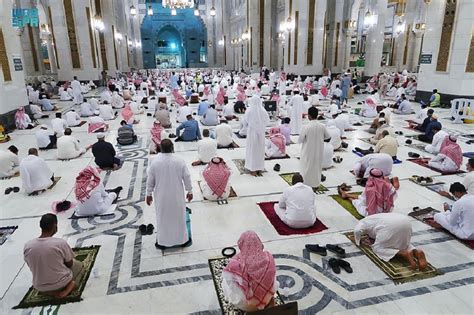 أداء صلاة التهجد في أول ليالي العشر الأواخر من رمضان بالمسجد الحرام