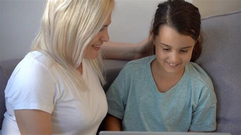 Belle Femme Aidant Sa Fille à Faire Ses Devoirs à La Maison Photo Premium