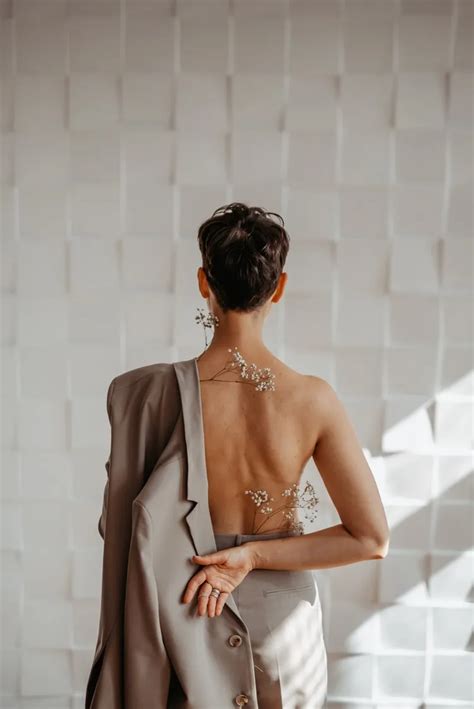 Comment Bien Porter Le Tailleur Femme Quand On Est Invitée à Un Mariage