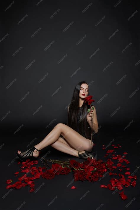 Brune Sexy Avec Un Bouquet De Roses Rouges Sur Le Sol Cheveux Longs