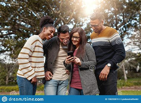 Grupo De Jovens Amigos Multirraciais Que Se Unem Olhando Para O