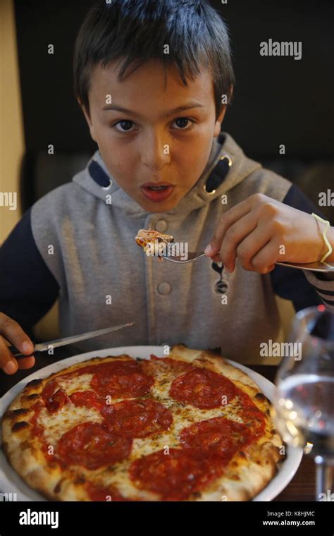 Chicos Comiendo Pizza Fotografías E Imágenes De Alta Resolución Alamy