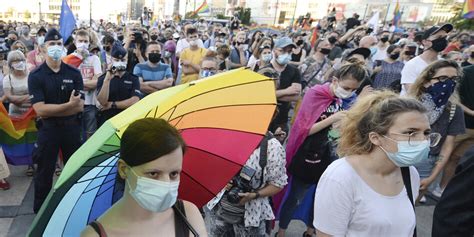 Festnahmen Bei Lgbt Protest In Polen Regenbogen Am Kulturpalast Taz De