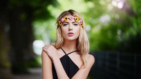 Download Wallpaper Girl Look Blonde Model Girl Model Beauty