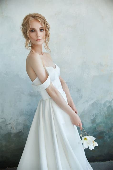 ç©¿ç €åˆ«è‡´é•¿è£™çš„å¥³å­©å åœ¨åœ°ä¸Šã€‚æ °å¨˜èº«ä¸Šçš„ç™½è‰²å©šçº±ã