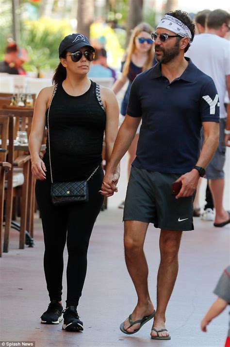 Pregnant Eva Longoria Shows Off Blossoming Bump In Gym Kit Daily Mail