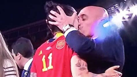 El Beso Viral De Luis Rubiales Con Jenni Hermoso Durante La Celebración