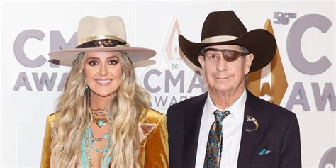Lainey Wilson Brings A Very Special Date To Cma Awards Her Dad
