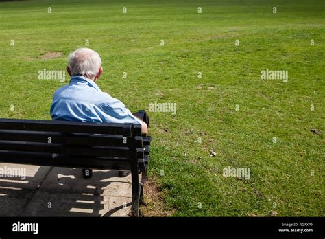 Homme Seul Sur Un Banc Dans Un Parc Banque De Photographies Et Dimages