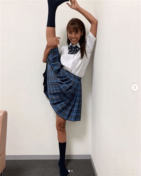 岡副麻希アナ、「パンツが 」 ミニスカートの制服姿で180度の大開脚！ 概要 日刊大衆 芸能 ニュース