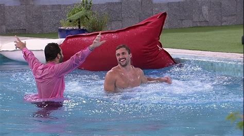 Arthur E Gilberto Pulam Na Piscina Após Eliminação De Karol Conká No