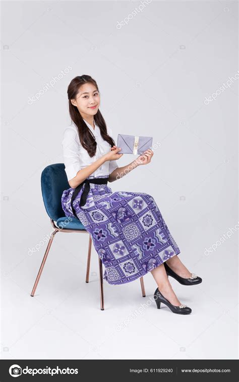 現代韓服を着た20代の美しい韓国人女性 韓国の伝統的な結婚式クラッチ 封筒を保持 — ストック写真 © Submission Bbtree