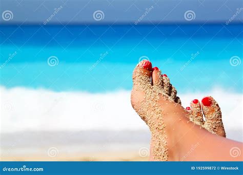 Imagen Poco Profunda De Pies Hembra Arenosos Con Pedicura Roja En La