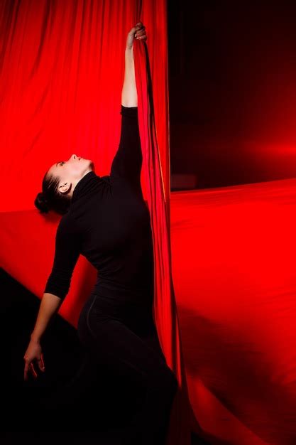 Uma Bela Garota Esportiva Acrobata Realiza Exercícios De Ginástica E