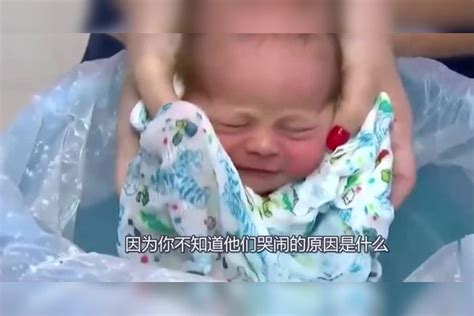 1岁宝宝单独躲在房间2小时，不哭也不闹，妈妈开门一看都笑喷了 房间 妈妈 小时