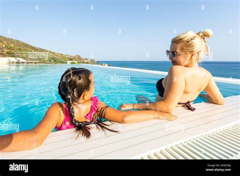 Kleines Mädchen Posiert Bikini Fotos Und Bildmaterial In Hoher