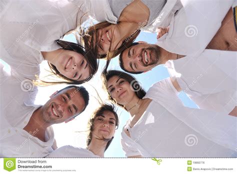 Le Groupe Heureux De Gens Ont Lamusement Et Le Fonctionnement Sur La