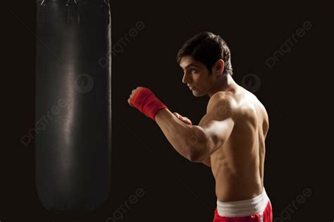 منظر الجانب، بسبب، الرجل الشاب، ضرب، كيس اللكم، عزل عزل، بالقرب