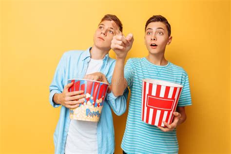 Het Beeld Van Twee Wekte Mooie Tieners Kerels Die Op Een Interessante