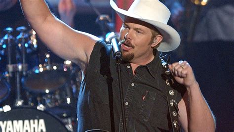 What To Know About Toby Keiths Early 2000s Feud With The Dixie Chicks