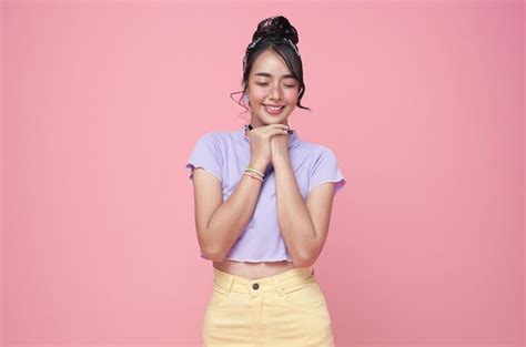 Feliz Joven Adolescente Asiática Cogida De La Mano En Oración Cerca De