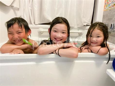 お風呂に入る子供たち No 3546953｜写真素材なら「写真ac」無料（フリー）ダウンロードok